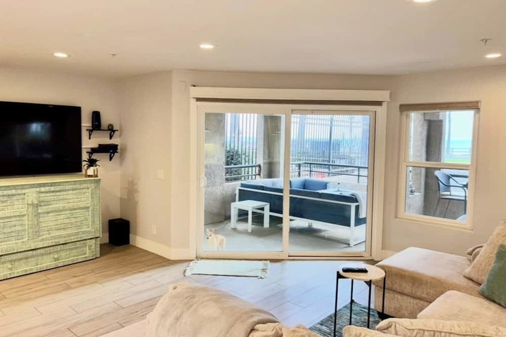 Luxurious, Modern, Beachfront, Condo W/hot Tub, Pool, Bbq, Large Private Balcony - Huntington Beach, CA