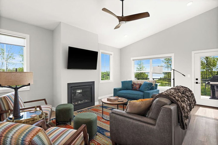 Riverwest Hunters Lookout - Riverfront - Dog Friendly - Upper Level - Duluth, MN