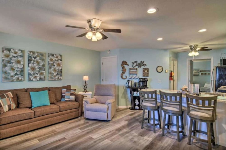 Ethel's Beachfront Retreat - Lake Delton, WI
