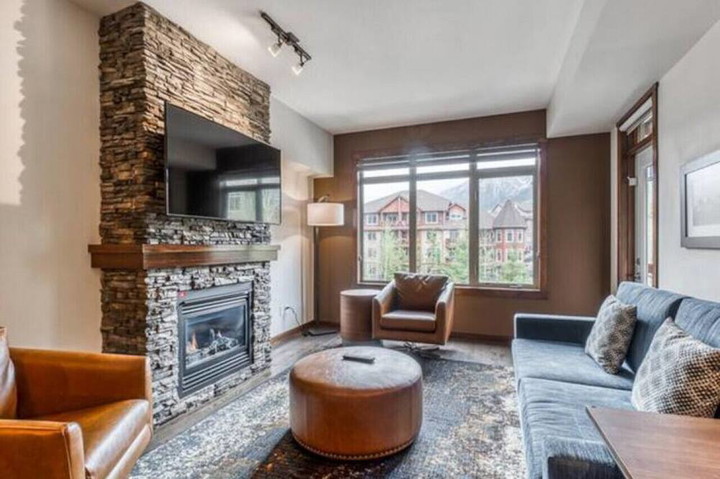 Blue Spruce Pines - Mountain Views - Outdoor Pool, Hot Tub, Sauna & Gym - Canmore