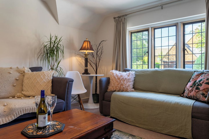 Authentic & Stylish Gem In The Heart Of Chipping Campden: Toys, Books, Workspace - Broadway