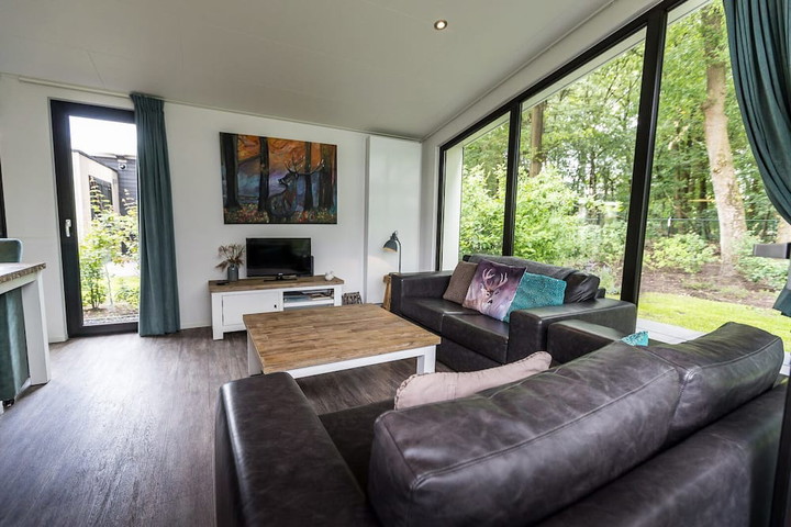 Spacious Detached Lodge With Private Hottub, For Six Persons Surrounded By Nature. - Veenendaal