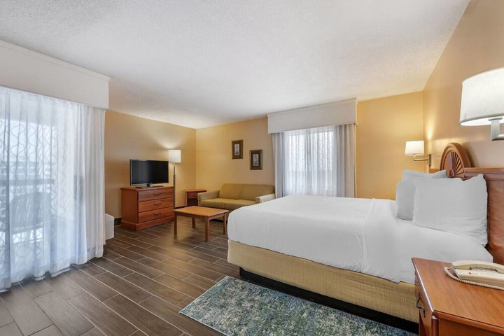 4 Units | Seaside Stay With Pool And Parking Near Boardwalk & Dining - Daytona Beach, FL