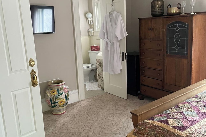 The Alfred Morris Gifford House Has Been Lovingly Renovated To Anticipate The Every Need Of Travelers To The Finger Lakes Area. Located In The Heart Of The Historic District, The Inn Is A Short Walk To Restaurants, Historical Sites, Shops, As Well A - Finger Lakes, NY