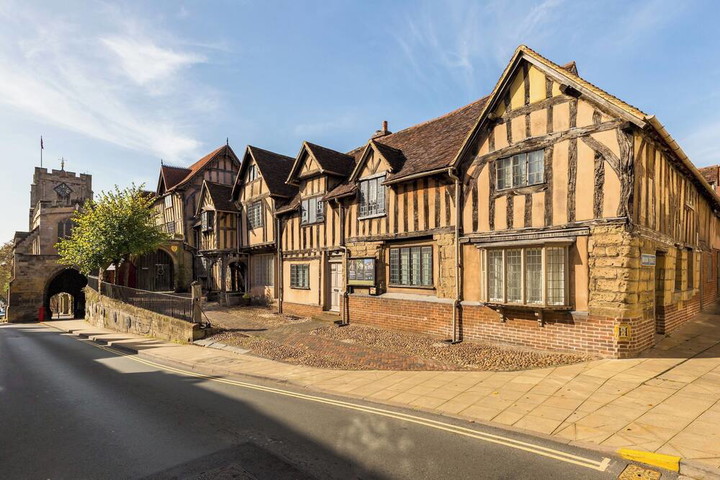 Historic 2 Bed In Central Warwick - Pass The Keys - Warwick