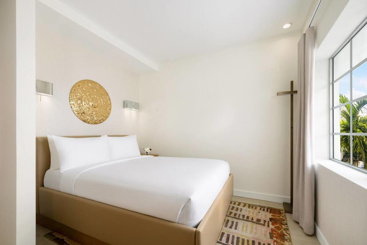Collins Court | Queen | South Beach, Your Pace - Miami Beach, FL