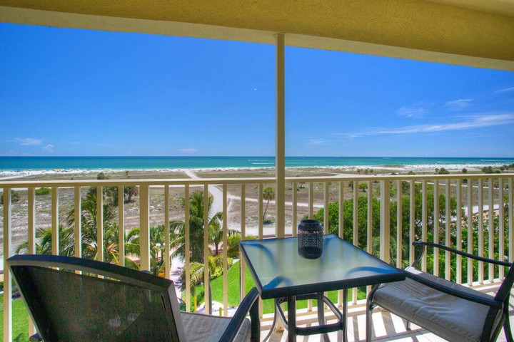 Perfect Beachfront Views. Pool. Easy Beach Access. Near Restaurants/shops. Shuffleboard Table Tennis - Treasure Island, FL