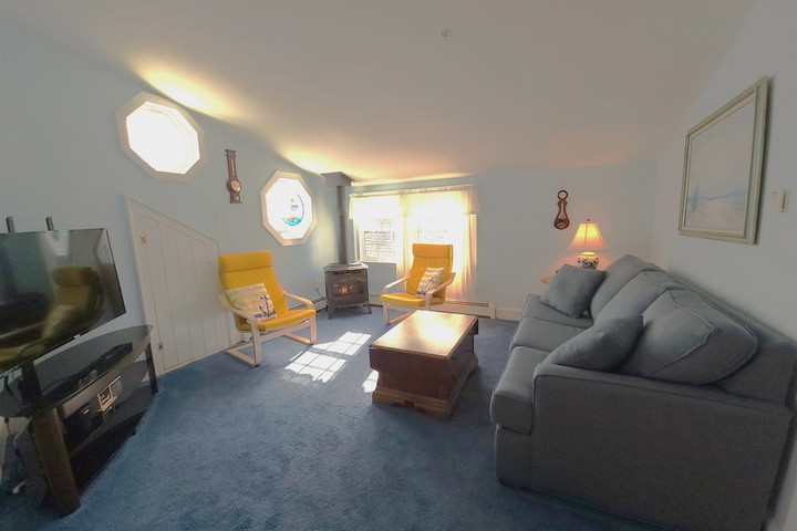 Penthouse At The Beach. Balcony With Water Views - Camden, ME