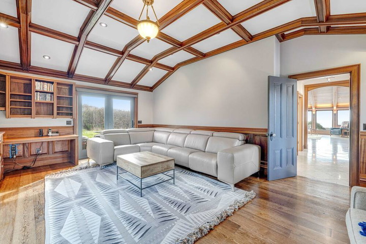 Luxe Remodeled Oceanfront Home On The Bluff - Mendocino, CA
