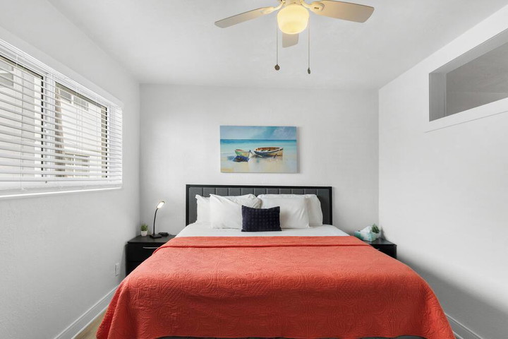 A Boutique, Renovated Coastal Retreat Featuring Fully Equipped Condos W/kitchen, Minutes Walking To The Beach & Restaurants, Exciting Amenities Like A Heated Pool, Bbq Grill, Hammock And Fun Yard Games. Centrally Located, Minutes To Pompano Beach! - Pompano Beach, FL