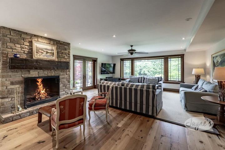 6 Bed 4 Bath Chalet With Tennis Court! - Thornbury