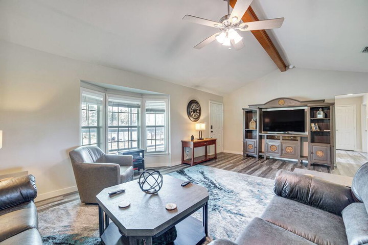 2 Mi To Lake Monticello: Home W/ Large Decks! - Mount Pleasant, TX