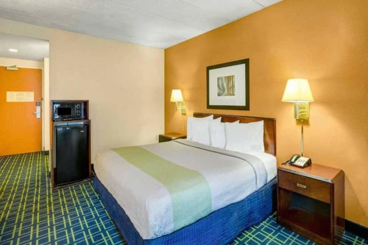 1 King Bed | Non-smoking - Stratford, CT
