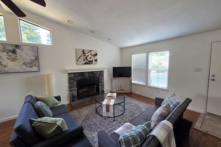 Beautiful, Spacious 3 Bedroom Napa Adjacent Hideaway. Pet And Family Friendly - American Canyon, CA