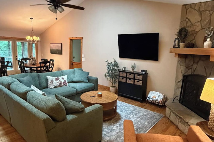 New Hot Tub! Cozy, Convenient Mountain Retreat Between Highlands And Cashiers! - Highlands, NC
