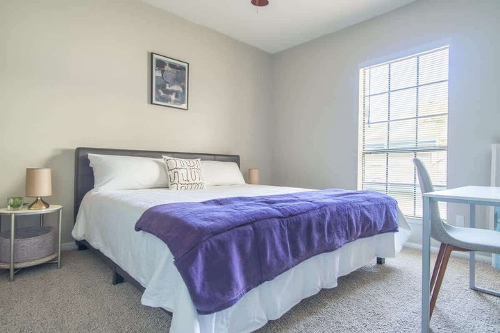 Boulevard Stays Quiet 1br King Suite, Pool Access, Gym - Irving, TX