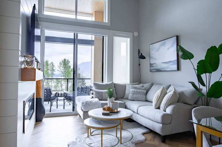 Brand New Penthouse With Lake & Mtn Views - British Columbia