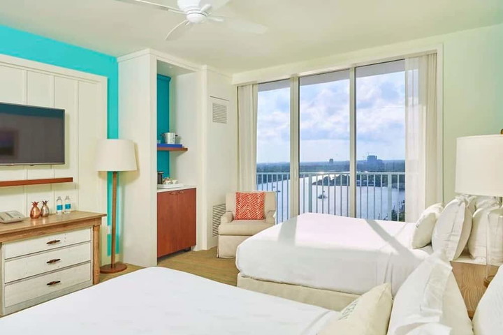 Coastal Chic Room With Outdoor Swimming Pool And Waterfront Views - Hollywood, FL