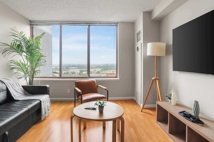 Stylish National Landing Apt | Indoor Pool & Metro - Falls Church, VA