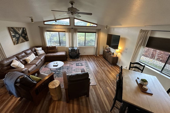 Secluded Cabin, Private Pond, Walk To Restaurants, 2 Separate Sleeping Units - Greer, AZ