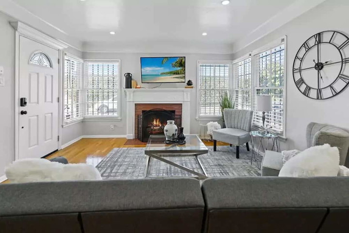 Entire 2 Bedroom Home -15 Minutes To Dtla - Downey, CA