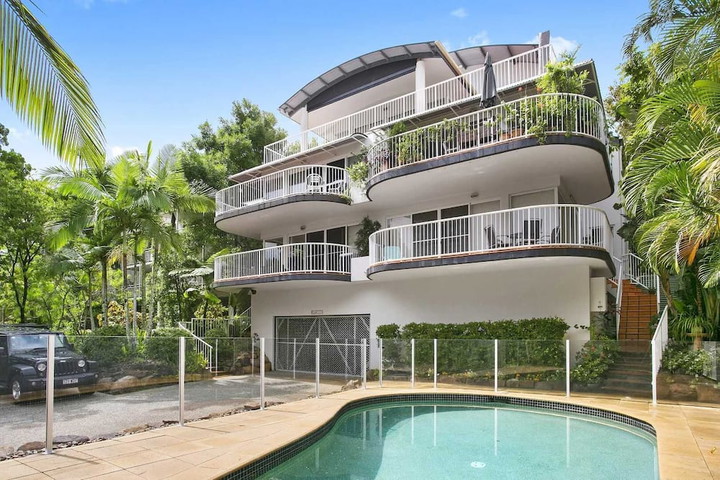 The Hilltop Noosa Retreat: Walk To Beach + Pool - Sunshine Coast Queensland, Australia