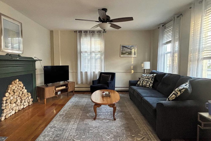 Historic 2 Bedroom In The Heart Of Downtown Bristol - Bristol, RI