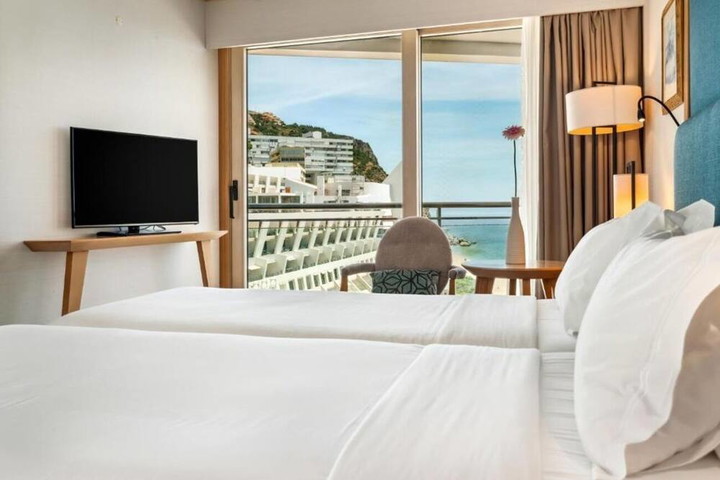 Charming Oceanfront Retreat W/ Balcony Views Of Sesimbras Shores - Sesimbra