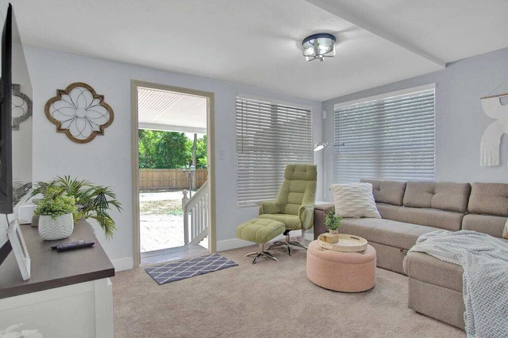 10 Beds! Large Home For Groups & Multiple Families! Pets Ok! - Tampa, FL