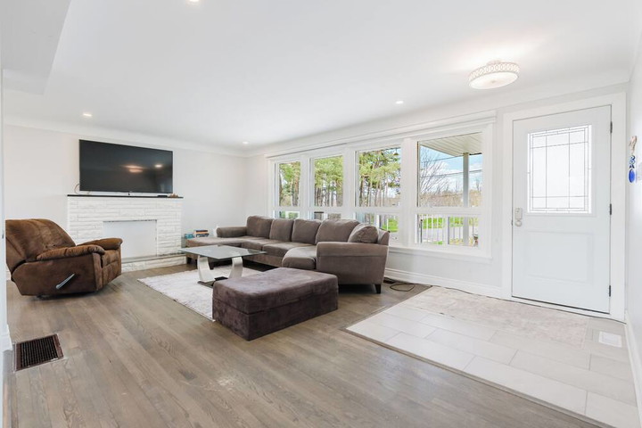Entire Ottawa Home | Spacious, Large Yard, Sunroom & Pet-friendly - Ottawa