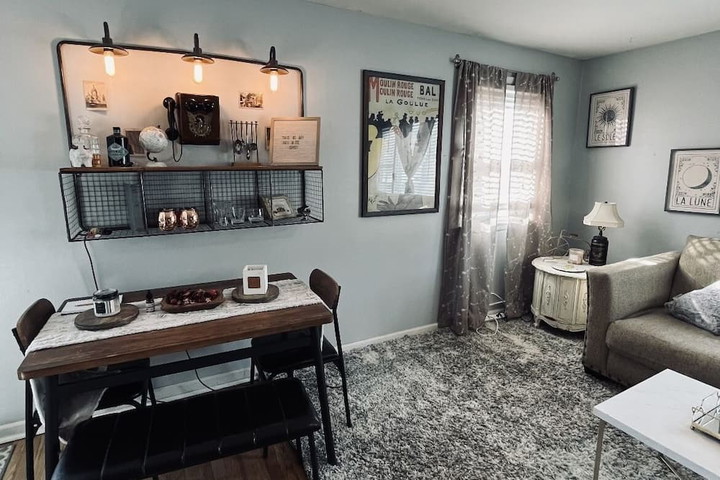 Cozy Retreat In The Heart Of Mhk: Experience Elegant French-inspired Chalet - Kansas