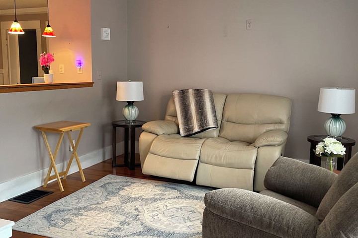 Cozy 1-bedroom House On A Quiet Property Near Shopping With Off Street Parking - Manchester, NH