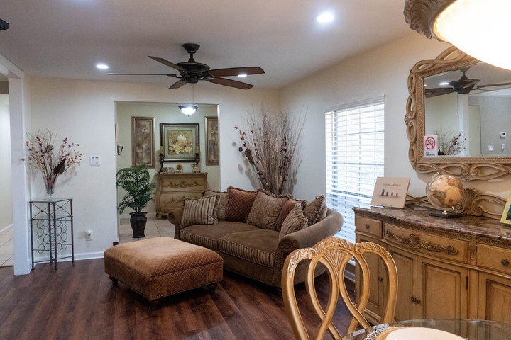 Casa Tranquila Y Limpia Con Gran Patio Trasero Y Vecindario Acogedor! - San Antonio, TX