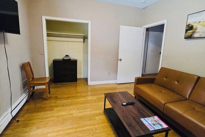 Nice Spacious Room Near Whole Foods, Brown Univer. - Cranston, RI