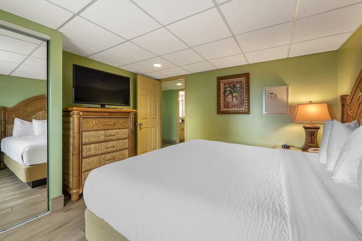 Beachside Escape With Pool Near Shops, Pier & Beach Fun - Daytona Beach, FL