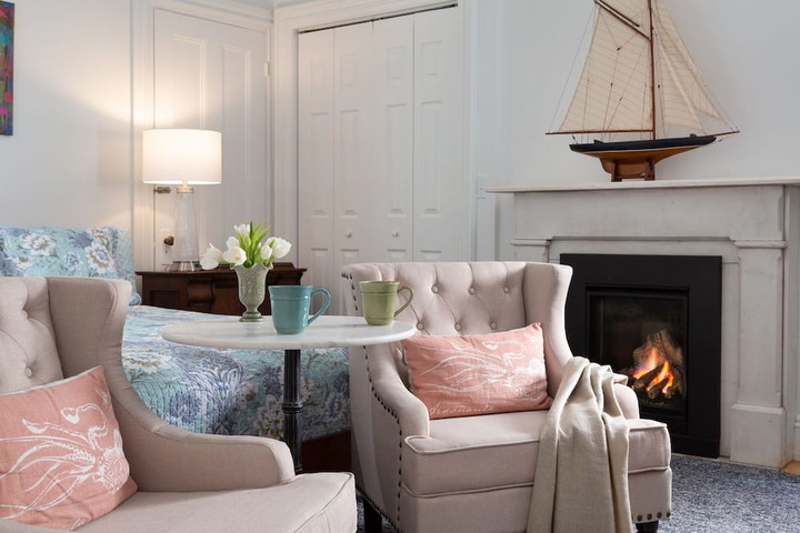 ¡Nuevo!  King Br, Cocina, A / C, Wi-fi, Estacionamiento, Chimenea, Walk To All - Newport, RI