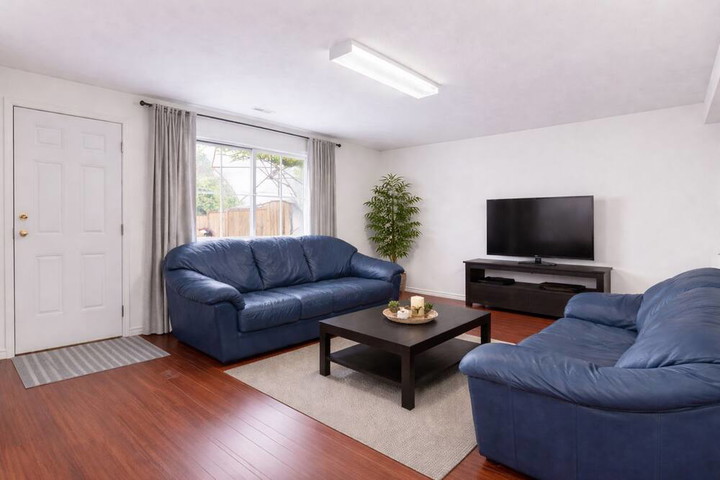 Cozy Furnished Garden Suit - Coquitlam