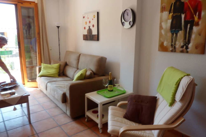 Well Maintained Sunny Apartment Overlooking Villa Plaza Near All Amenities, - Playa Flamenca
