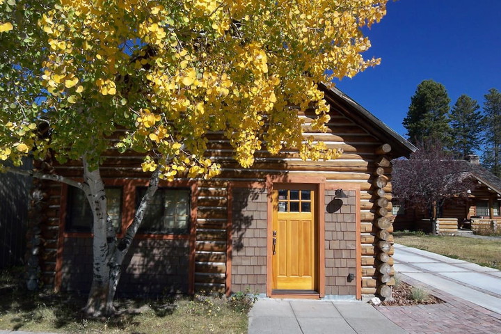 South Plateau Cabins - A Cozy, Beautiful Log Home Near Yellowstone - West Yellowstone, MT