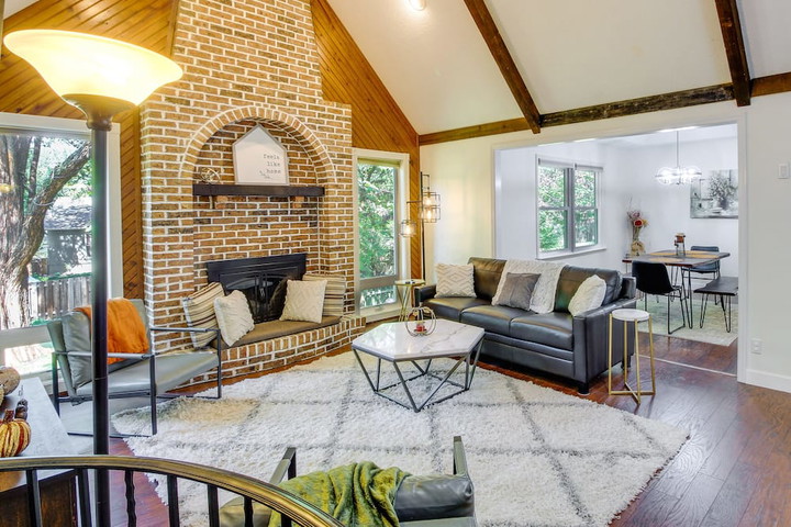 Overland Park Home W/ Fenced-in Yard & Gas Grill! - Overland Park, KS