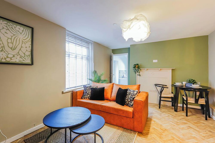 Jimmy Suite | Central 2br Sleeps 6 Wi-fi - Barry