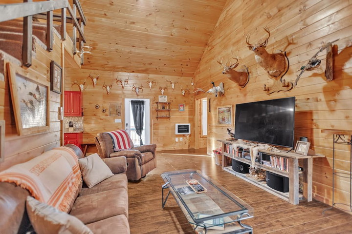 New! Hillside Hideaway 2-bedroom Cabin - Bristol, TN