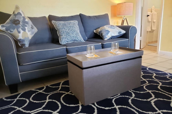 Antique Row Bungalow. Central, Comfy, Private Near Downtown, Beaches, & Parks. - West Palm Beach, FL