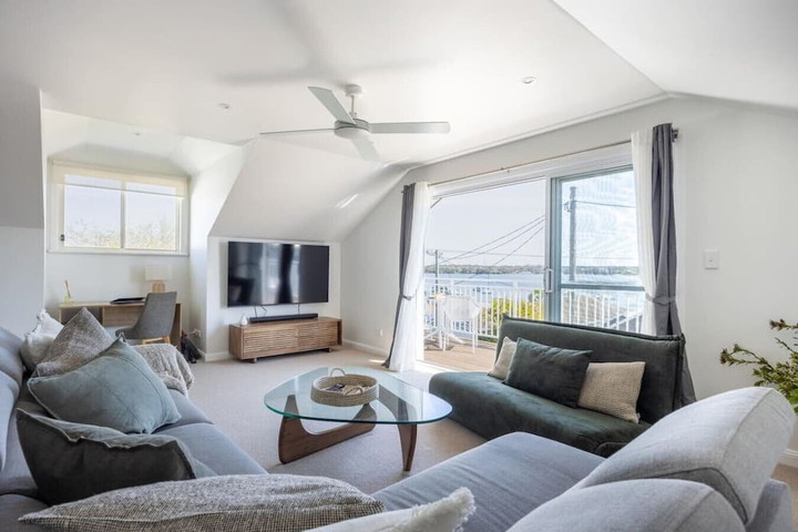 Lakeside Bliss | (10ppl), (5ppl) Spa, Pet-friendly - Newcastle