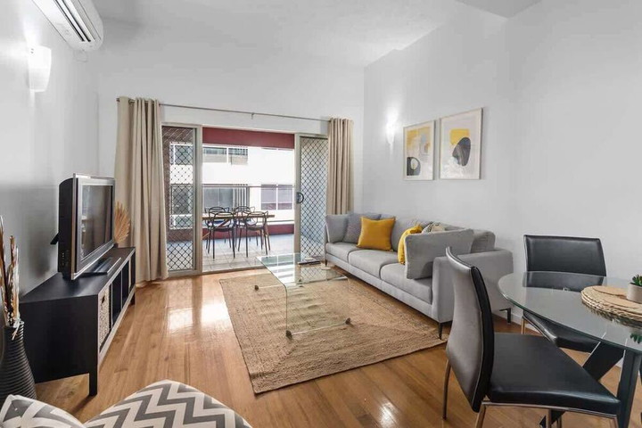 Hipster Loft! ~ 1bed/study/1bath/balconies/1car - Brisbane