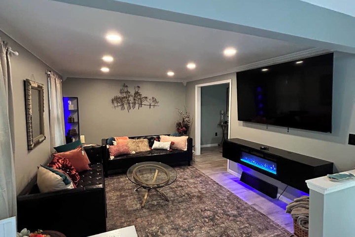 4-bedroom House Sleeps 8 - Family Area - Hot Tub - Freshly Remodeled - Private - Phoenix, NY