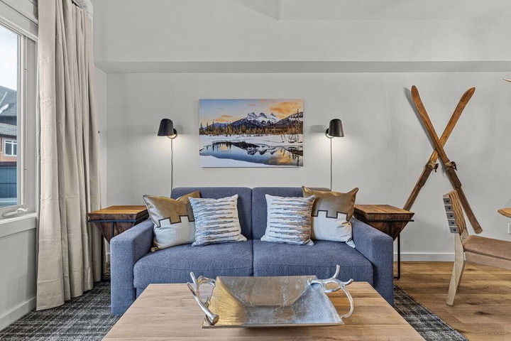 Alpine Loft Penthouse [Outdoor Heated Pool & X3 Hot Tubs] - Alberta