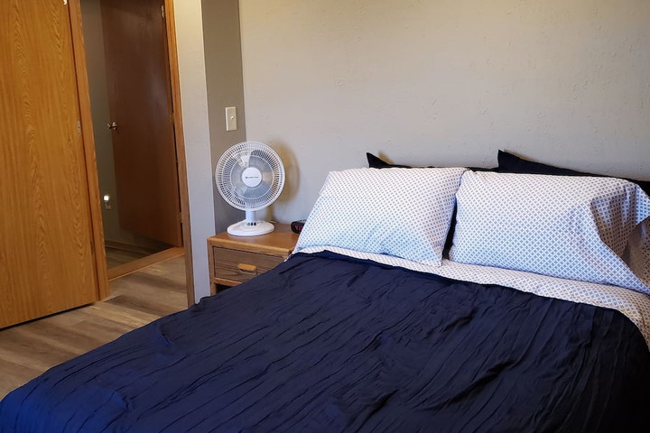 One Mile From Airport!!   3 Bedroom Lodge Sleeps 5 To 7 - Aberdeen, SD