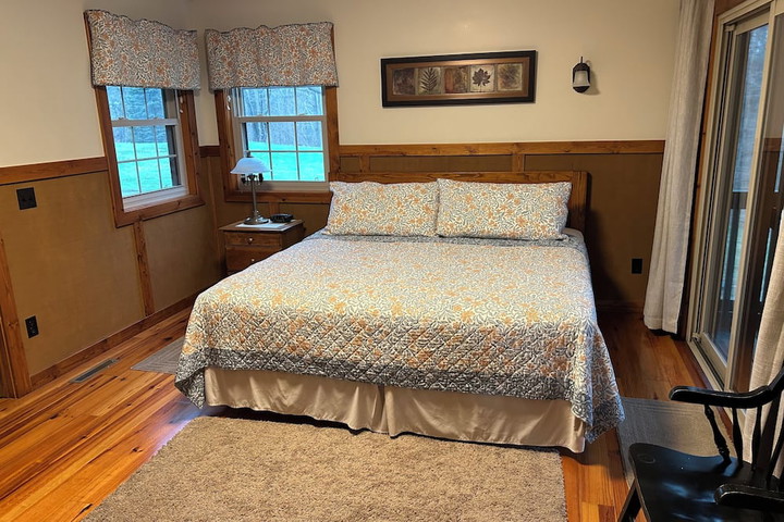 Riverbend Retreat Lodge With Fireplace, Hot Tub, Two Pools & Pickleball Ct. - Michigan