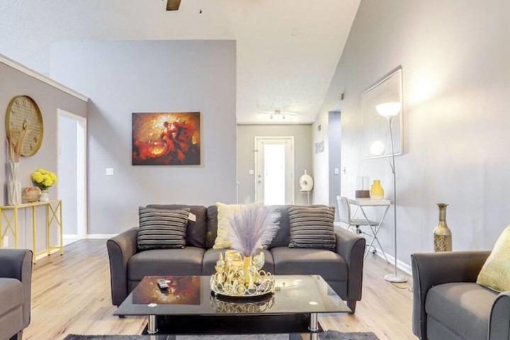Stylish Lawrenceville Getaway With Sunroom Family & Pet Friendly - Lawrenceville, GA